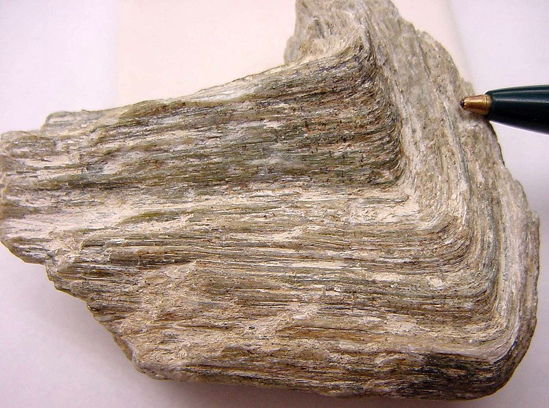 Enstatita (Enstatite) - Rock Identifier