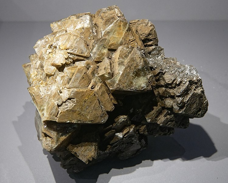 蜜蝋石 (Mellite) - Rock Identifier