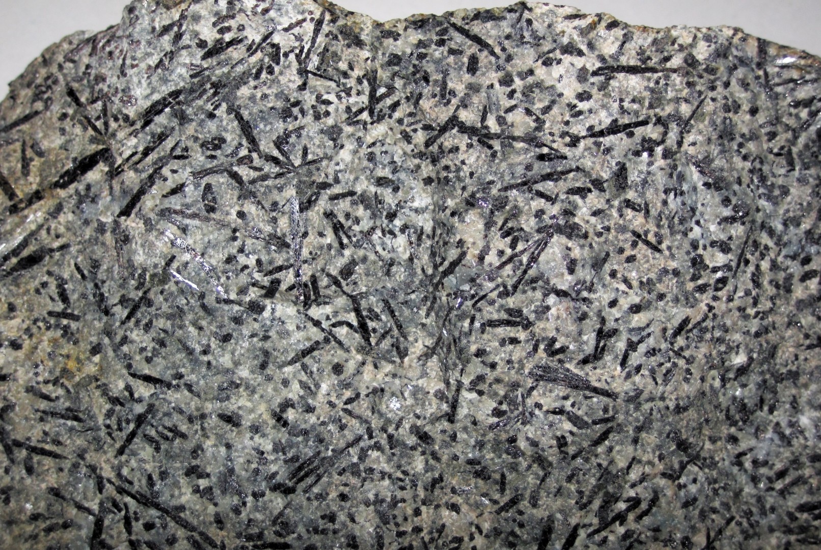 Kaersutita (Kaersutite) - Rock Identifier