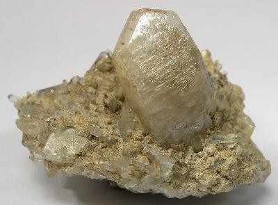 Herderita (Herderite) - Rock Identifier