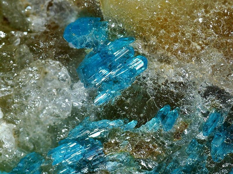 Каледонит (Caledonite) - Rock Identifier