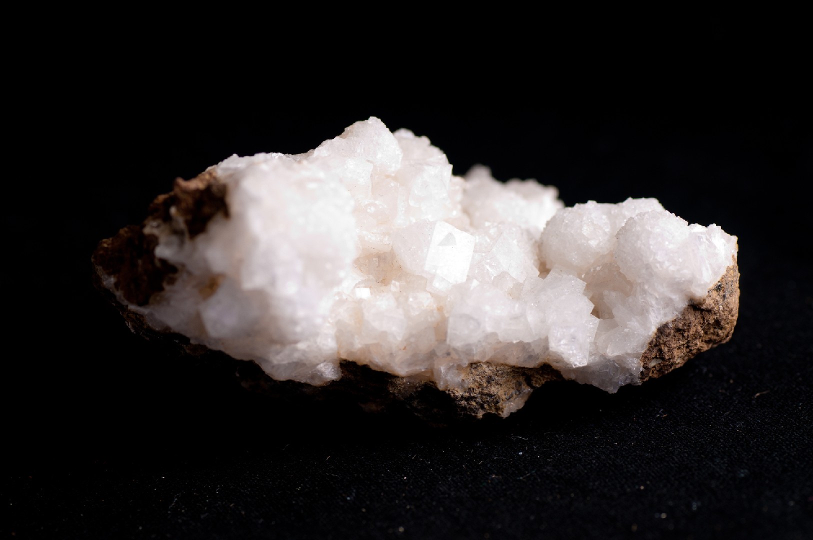 Chabasita (Chabazite) - Rock Identifier